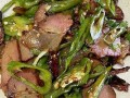 青椒炒腊肉怎么做_腊肉炒青椒先炒哪个