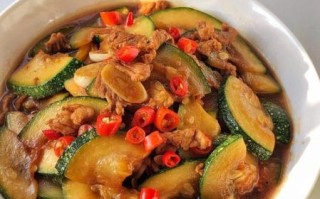 小南瓜炒肉怎么做_小南瓜炒肉的家常做法