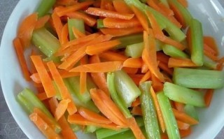 芹菜炒胡萝卜怎么做_芹菜炒胡萝卜需要焯水吗
