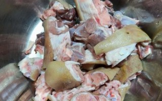 白水煮猪肘子怎么做_猪肘子焯水多久去腥