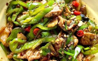 辣椒蒜苗炒瘦肉怎么做_辣椒蒜苗炒瘦肉先炒什么