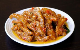 蒜蓉香辣鸡爪怎么做_蒜蓉香辣鸡爪需要焯水吗