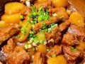 糖醋排骨土豆怎么做_糖醋排骨土豆先炒还是先炖