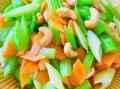 西芹腰果怎么炒才脆_西芹腰果焯水几分钟