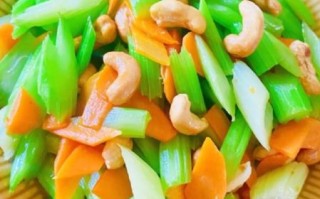 西芹腰果怎么炒才脆_西芹腰果焯水几分钟