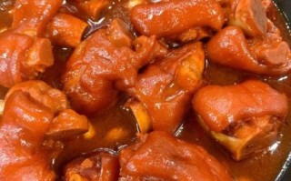 炖整只猪蹄的家常做法_猪蹄怎么炖才软糯不腥