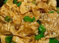 青椒炒肉皮怎么做_肉皮炒青椒先焯水还是先炒