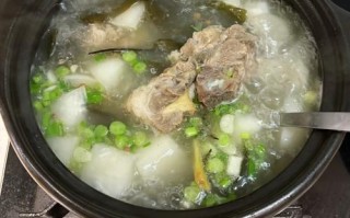 白萝卜海带排骨汤的功效_孕妇能喝吗