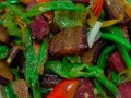 青椒腊肉怎么炒_腊肉炒青椒的做法