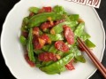 荷兰豆炒腊肠要不要焯水_腊肠要不要先煮一下