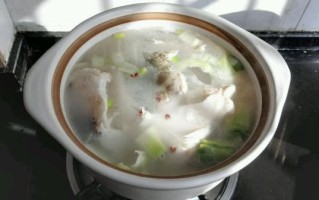 鲈鱼怎么炖汤好喝_鲈鱼炖汤放什么食材最营养 鲈鱼怎么炖汤好喝_鲈鱼炖汤放什么食材最营养