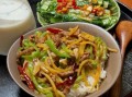 青椒土豆丝盖浇饭怎么做_青椒土豆丝盖浇饭热量高吗