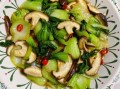 素炒香菇油菜怎么做_香菇油菜先炒哪个