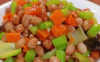 西芹花生米怎么做_西芹花生米焯水几分钟