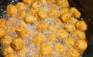 炸肉丸子怎么不粘连_炸肉丸子为什么总粘在一起