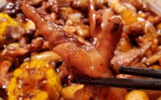 鸡爪煲怎么做才软糯入味_鸡爪煲需要焯水吗