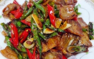 农家小炒肉不辣怎么做_不放辣椒的小炒肉做法