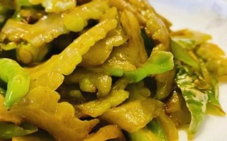 青椒炒苦瓜怎么做不苦_苦瓜炒前要不要焯水
