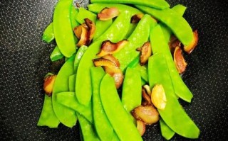 腊肉炒荷兰豆怎么做_腊肉炒荷兰豆要不要焯水
