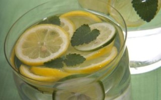 白天为什么不能喝柠檬水_柠檬水白天喝会变黑吗