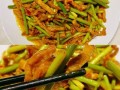 蒜苔炒肉怎么炒才嫩_蒜苔炒肉的家常做法