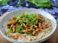 青椒肉丝盖浇面怎么做_青椒肉丝盖浇面热量高吗