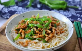 青椒肉丝盖浇面怎么做_青椒肉丝盖浇面热量高吗