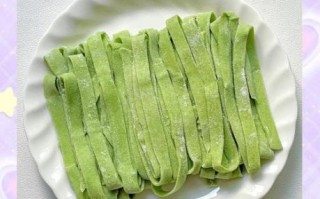 菠菜手擀面怎么做_菠菜手擀面需要焯水吗