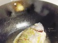 鱼怎么煎不粘锅不掉皮_煎鱼不破皮技巧