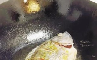 鱼怎么煎不粘锅不掉皮_煎鱼不破皮技巧