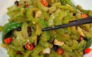 苦瓜炒青椒怎么做_苦瓜炒青椒先炒哪个