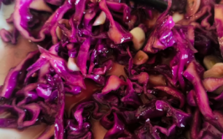 清炒紫甘蓝怎么炒才脆_紫甘蓝焯水还是不焯水