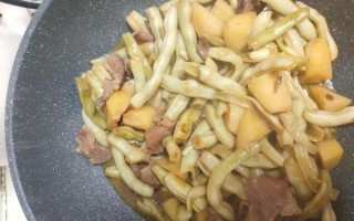 梅豆角没炒熟会中毒吗_梅豆角中毒症状