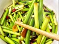腌蒜苔怎么做才脆_腌蒜苔要不要焯水