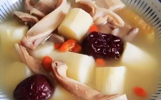 煲猪肚汤用什么材料补脾胃_猪肚汤放什么最养胃