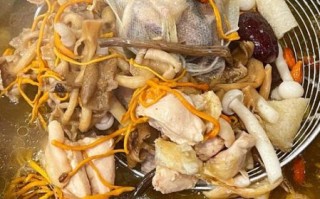 滋补蒸全鸡药膳做法_蒸全鸡用什么药材最补