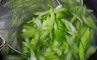 芹菜要不要焯水_焯水后营养会流失吗