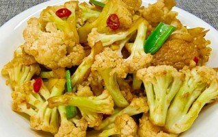 洋葱炒花菜怎么做_花菜焯水几分钟