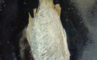 煎鱼不破皮不粘锅_煎鱼怎么不粘锅