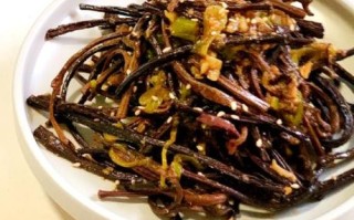 凉拌蕨菜怎么做_蕨菜焯水几分钟才安全