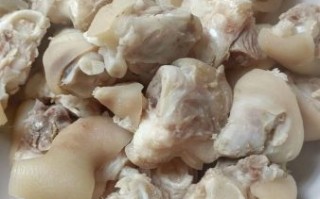 炖猪脚肉的家常做法_怎么炖软烂不腥