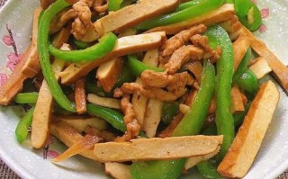 青椒炒白干怎么做_青椒炒白干需要焯水吗