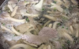 平菇肉片汤的做法_平菇肉片汤怎么做好喝