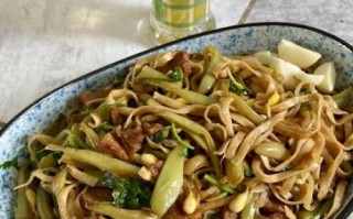 肉焖面怎么做才好吃_肉焖面家常做法窍门