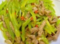 莴笋丝炒肉怎么炒才脆_莴笋丝炒肉要不要焯水