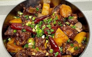 红烧排骨怎么做才好吃_红烧排骨焯水还是直接炒