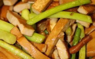蒜苔炒豆腐干怎么炒好吃_蒜苔炒豆腐干需要焯水吗