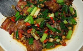 大蒜叶炒腊肉怎么做_大蒜叶炒腊肉的家常做法