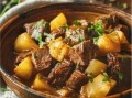 土豆炖牛腩汤怎么做好吃_牛腩汤去腥技巧