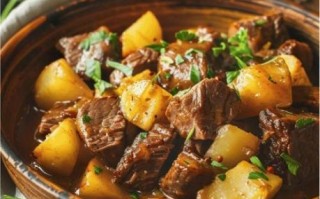 土豆炖牛腩汤怎么做好吃_牛腩汤去腥技巧